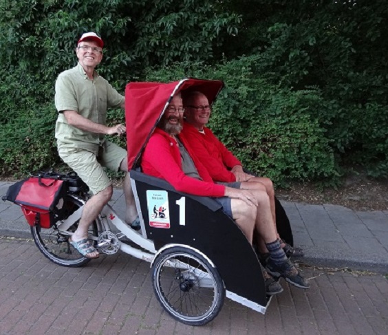 De wind door je haren op de riksja - Link050